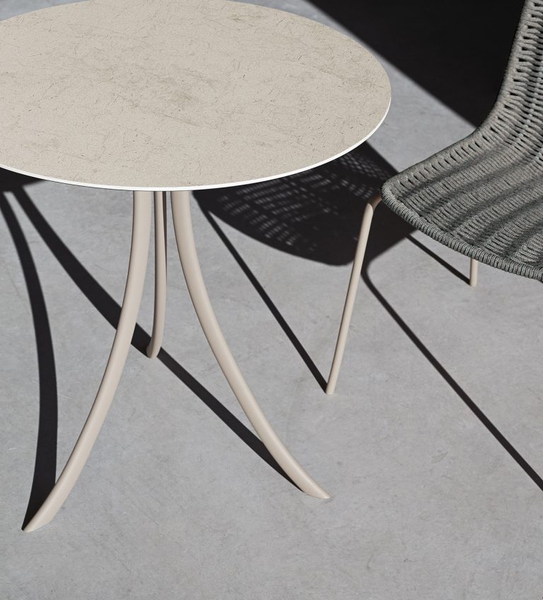 Bistro dining table stand with round top | Expormim