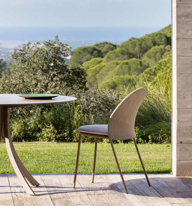 Falcata outdoor round dining table | Expormim