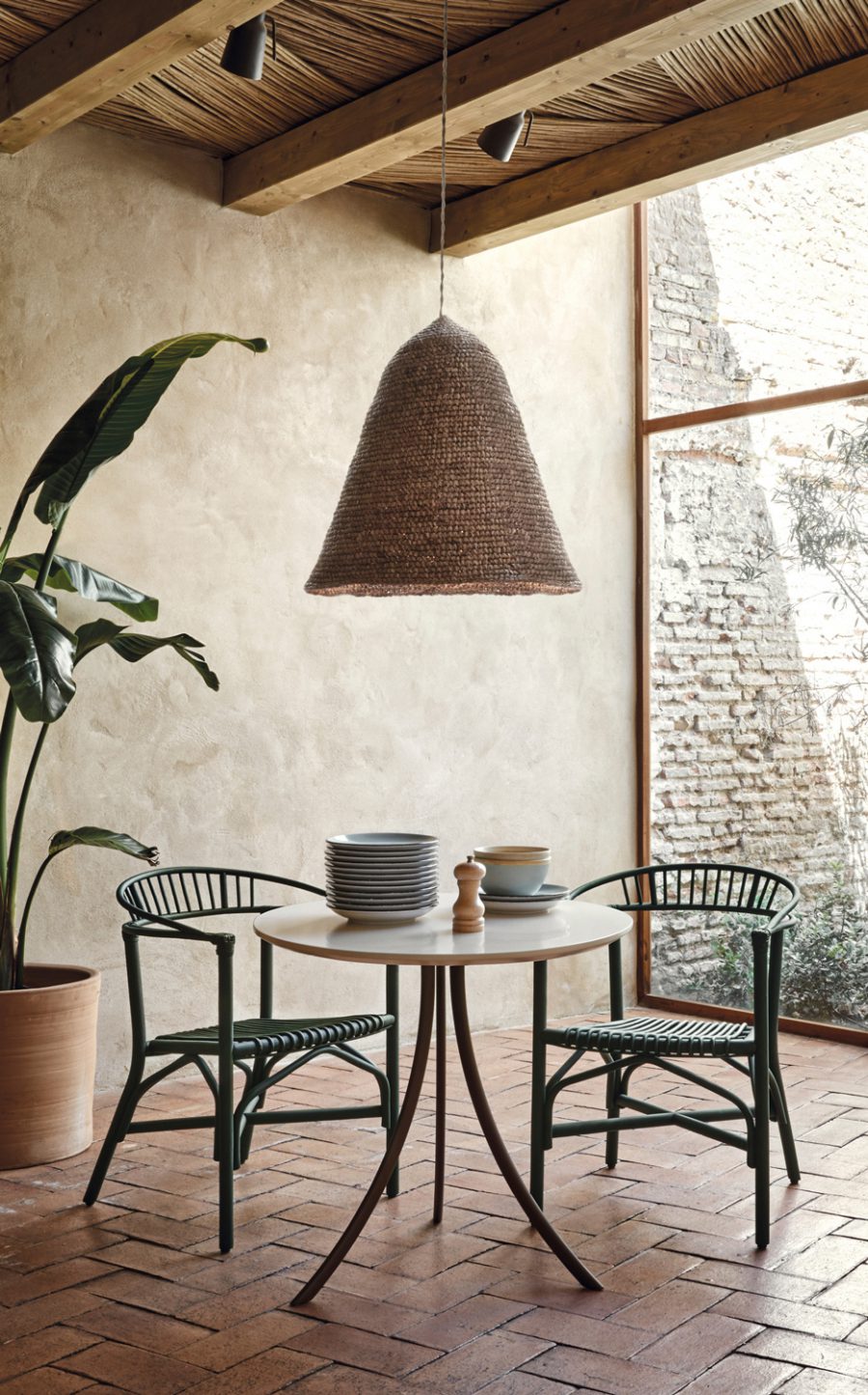 Bistro indoor round dining table | Indoor Furniture | Expormim