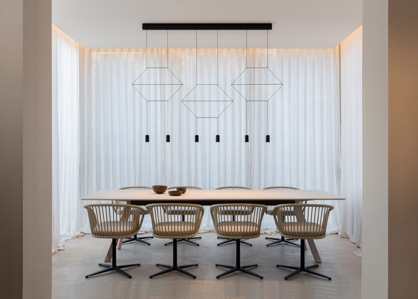 Huma swivel armchair with plane base | Expormim