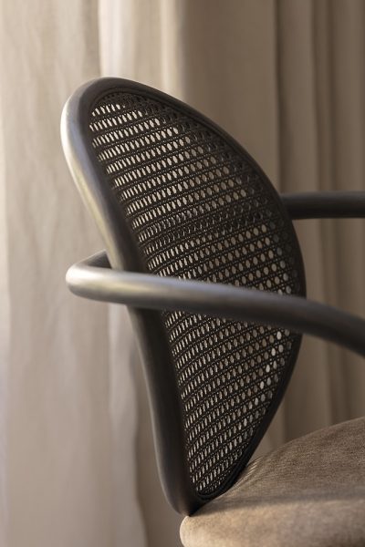 Loop dining armchair with solid wood legs | Expormim