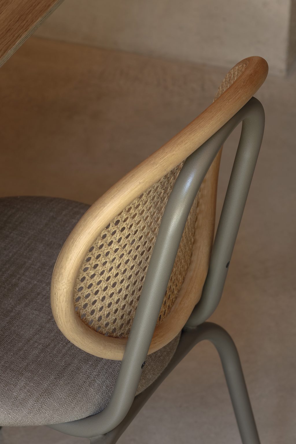 Silla con patas metálicas Loop | Muebles Interior | Expormim