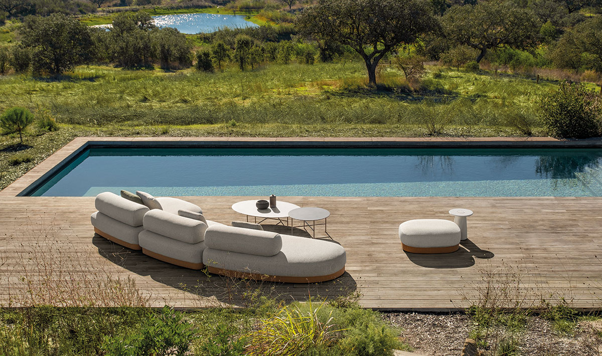 brae outdoor sofa: what is it to live in the clouds? — Expormim
